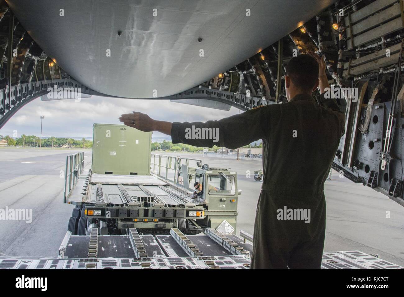 60k tunner aircraft loader hi-res stock photography and images - Alamy