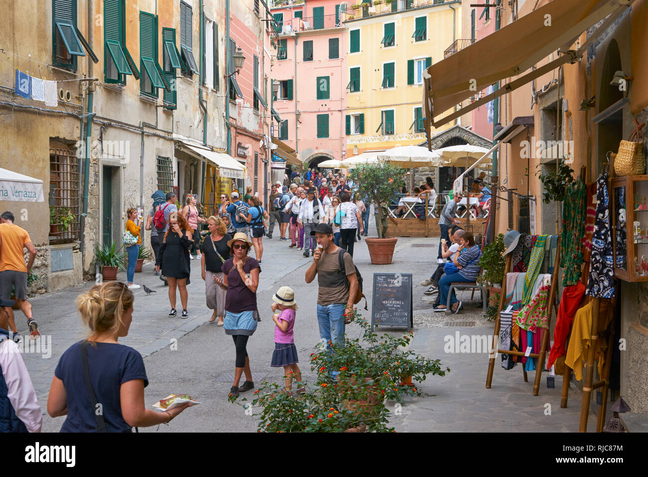 Vernazza street with tourists hi-res stock photography and images - Alamy