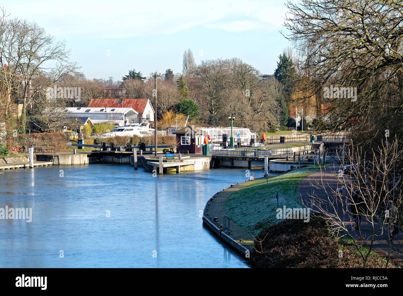 River thames lock towpath hi-res stock photography and images - Alamy