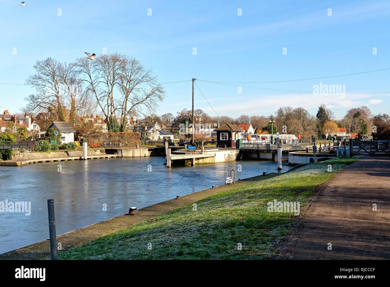 River thames lock towpath hi-res stock photography and images - Alamy