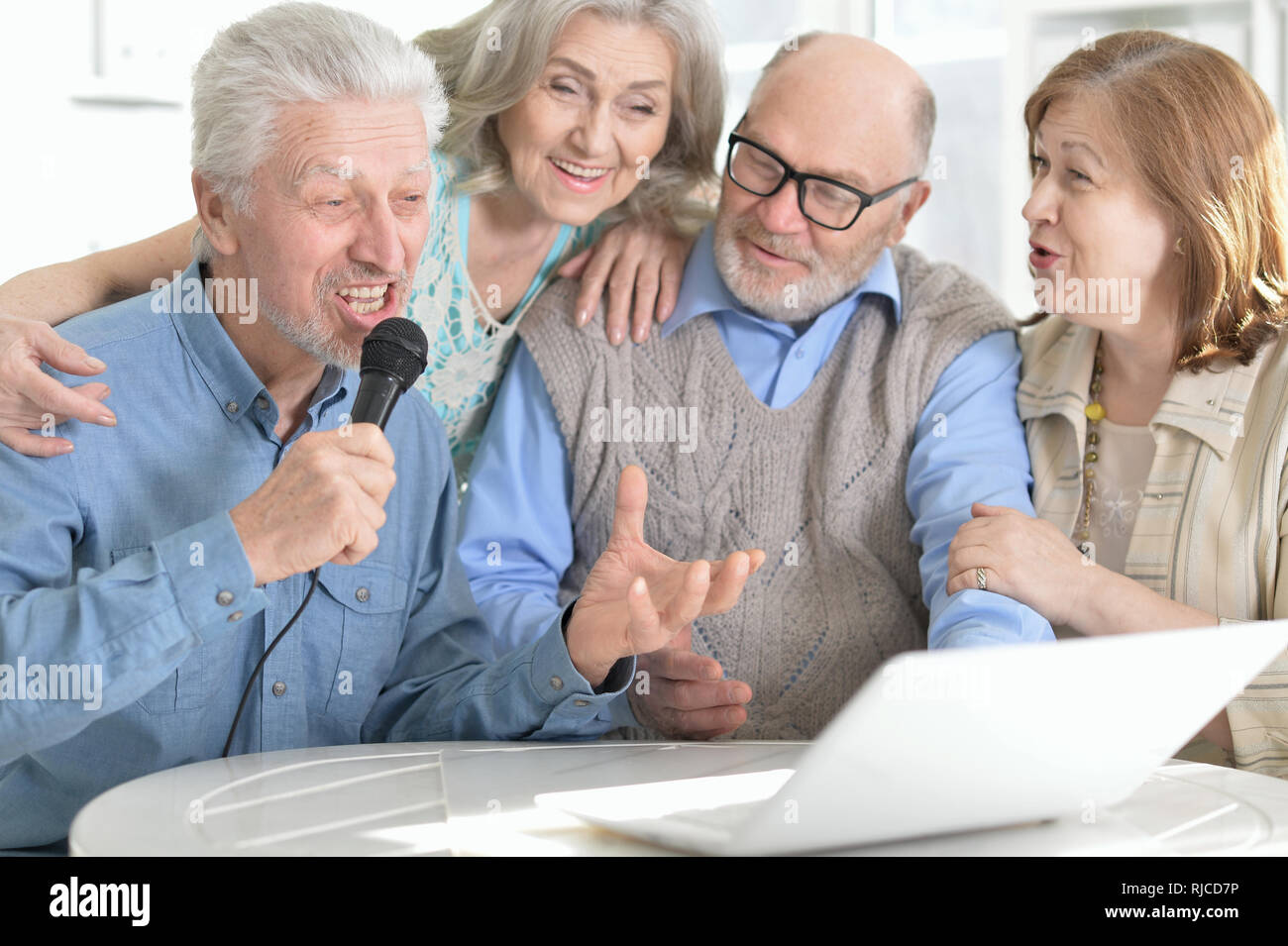 Singing couples hi-res stock photography and images - Alamy