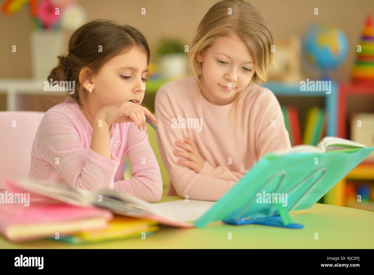 Girls doing their hair hi-res stock photography and images - Alamy