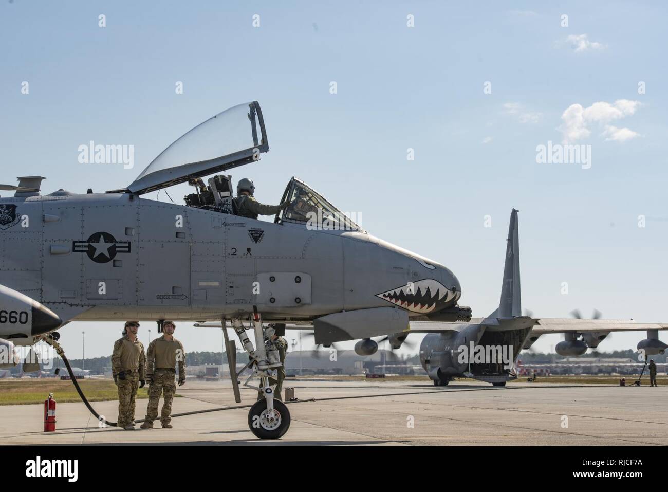 Rapid ground refueling hi-res stock photography and images - Alamy