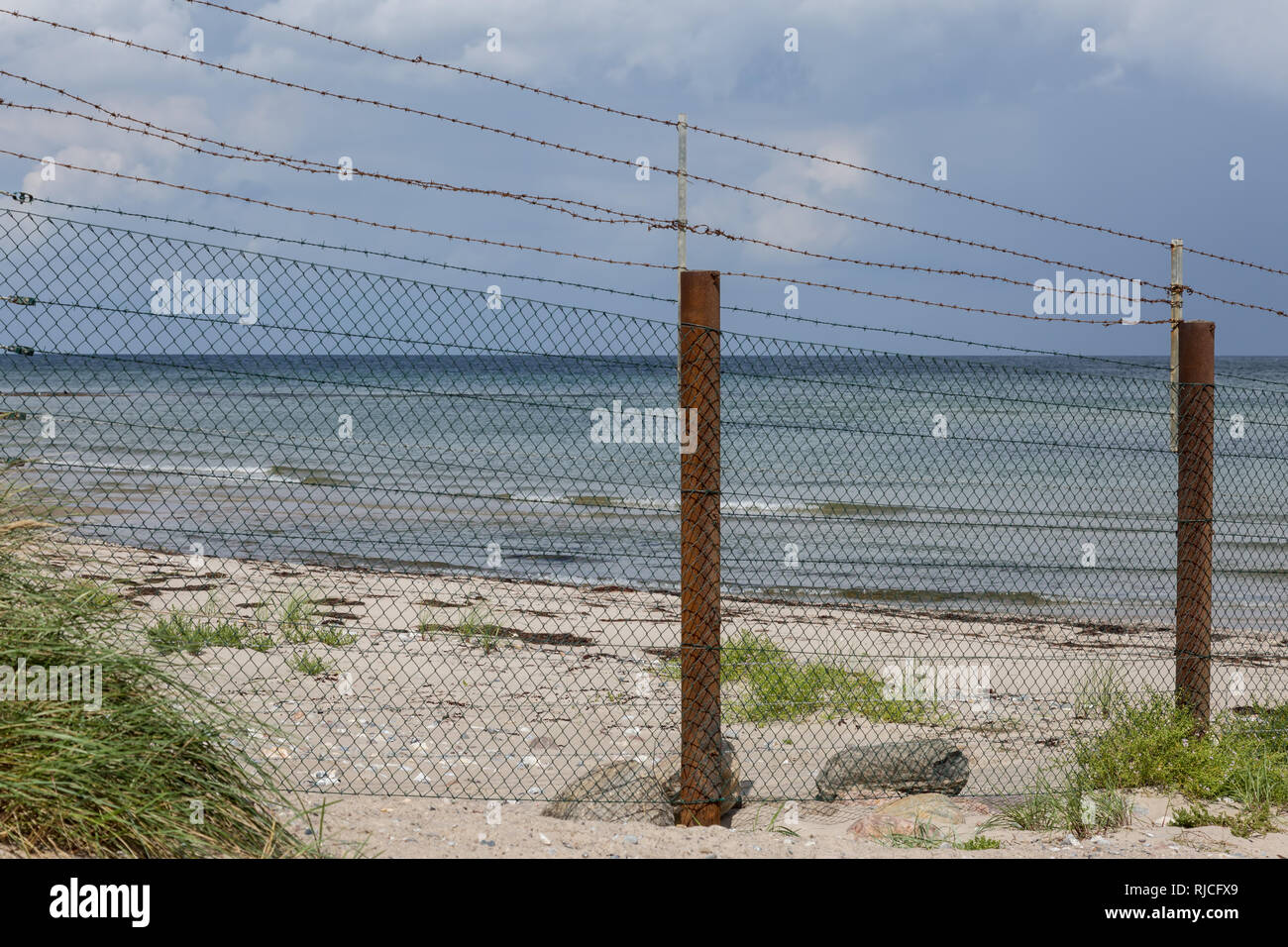 Cable barrier hi-res stock photography and images - Alamy