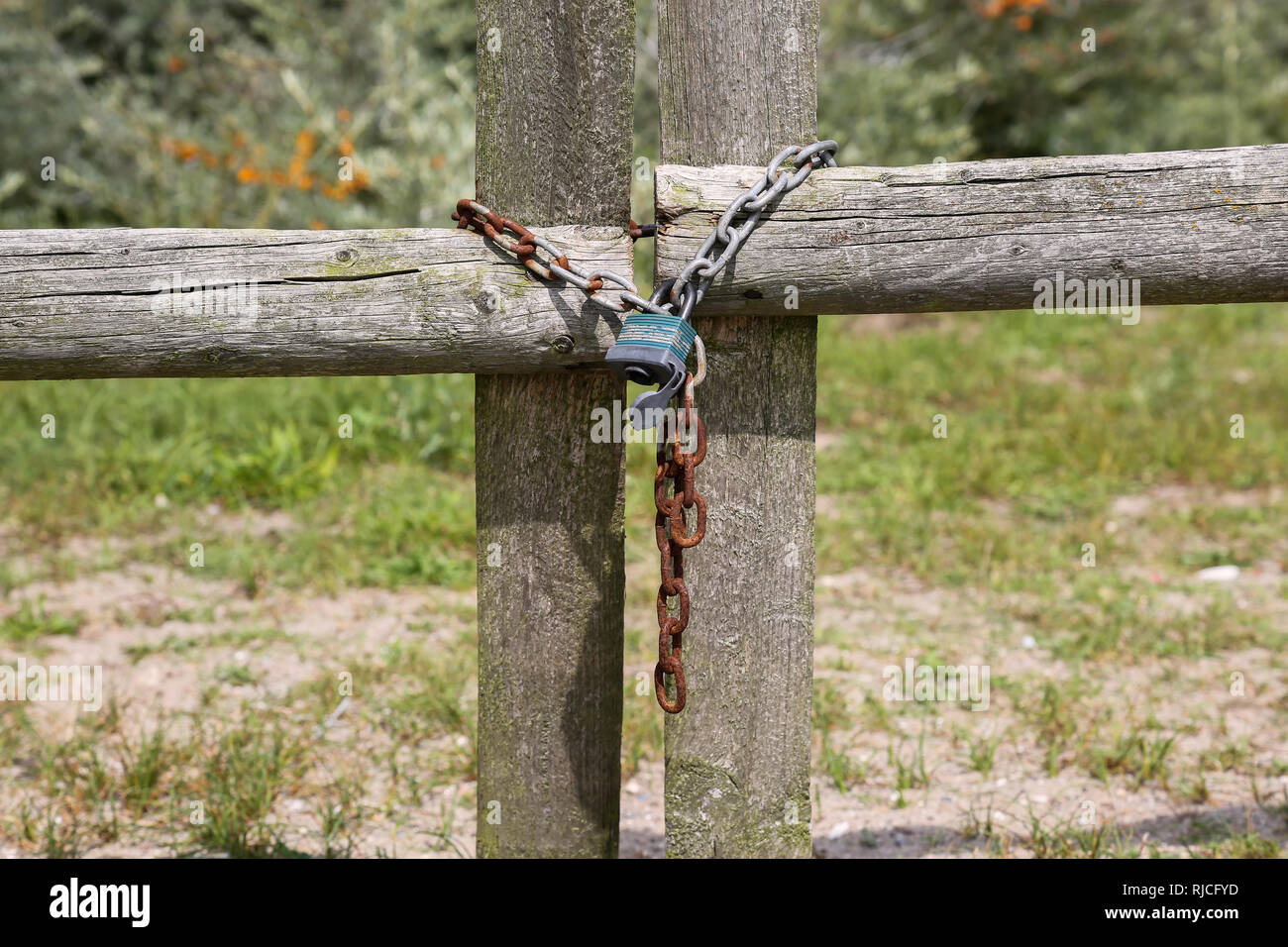 Farm gate padlock and chain hi-res stock photography and images - Alamy