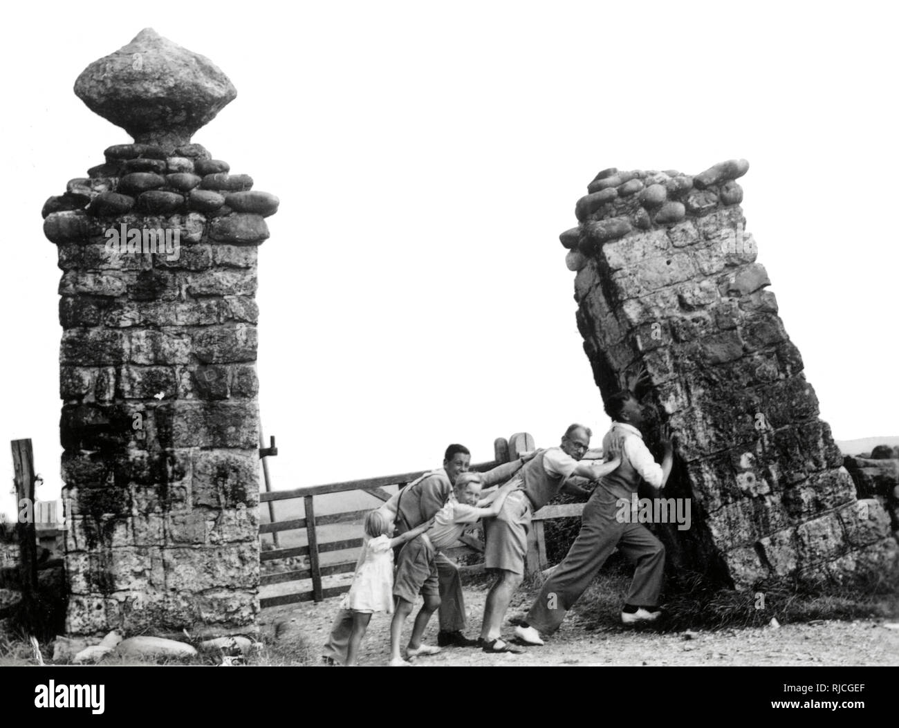 Lean pillar hi-res stock photography and images - Alamy