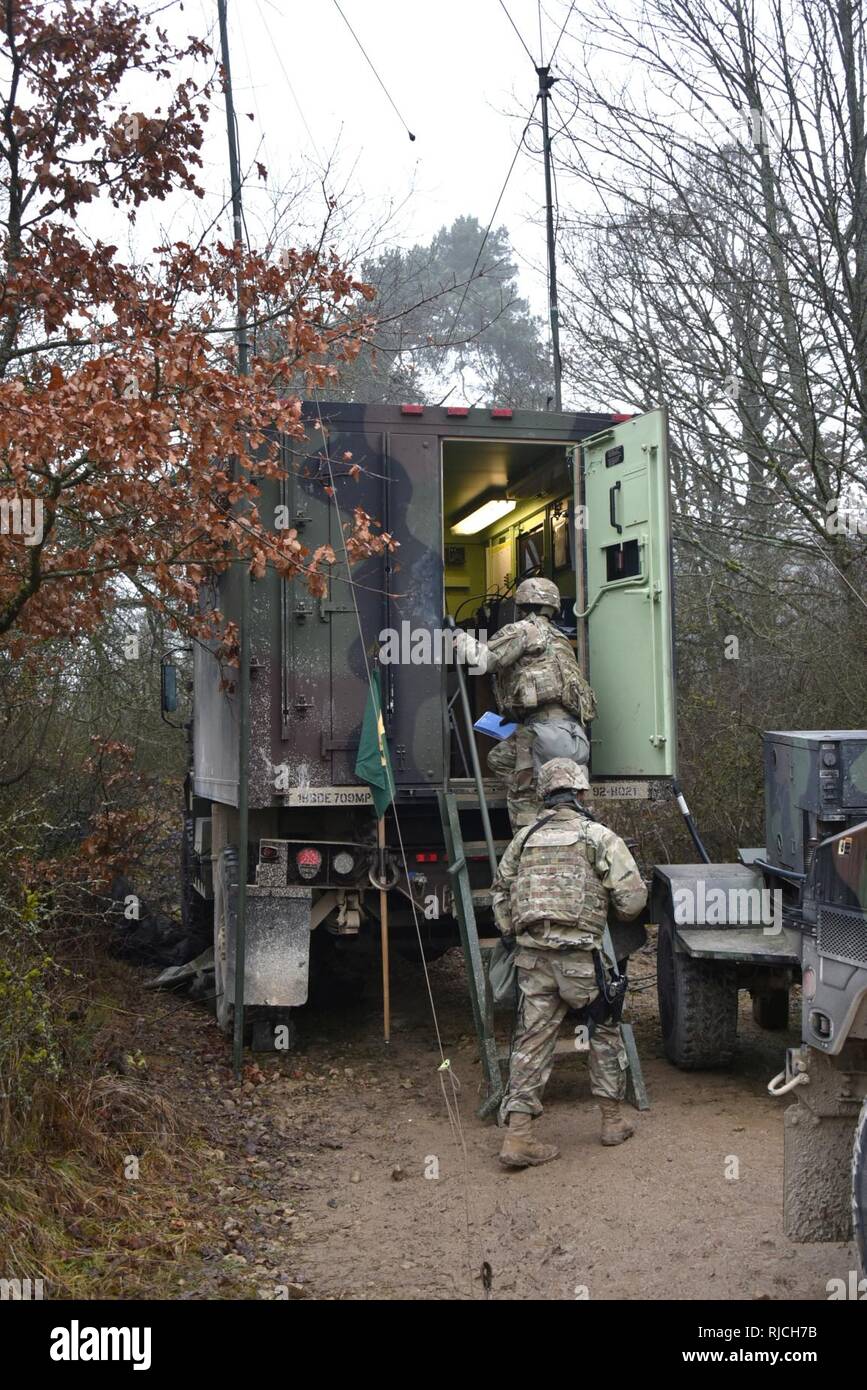 U.S. Soldiers assigned to 709th Military Police Battalion, 18th ...