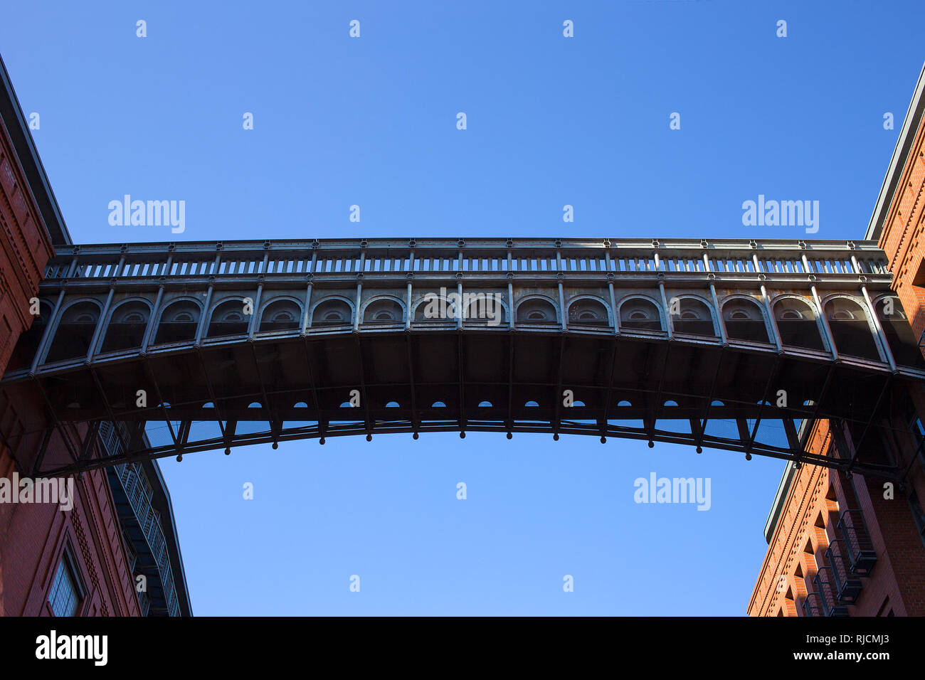 A bridge connecting two buildings hi-res stock photography and images ...