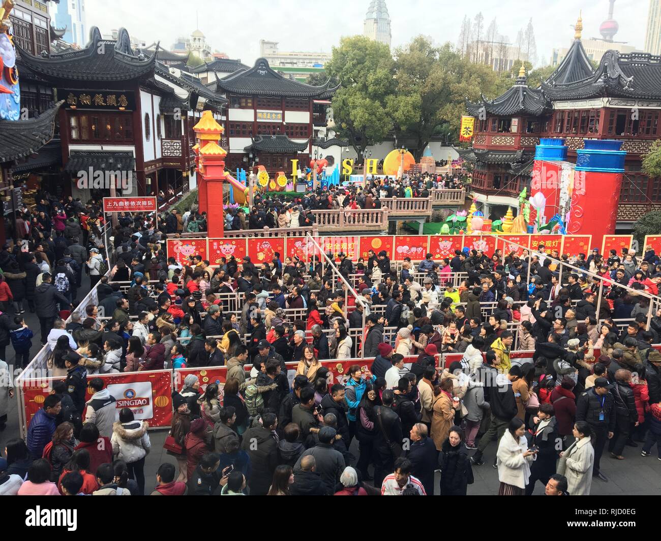 Masses of people queuing to visit the nine Zigzag bridge in Yuyuan ...