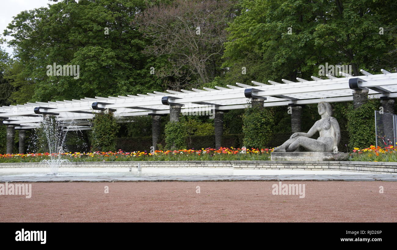 Landscaped Garden with Fountain and Statue Stock Photo - Alamy