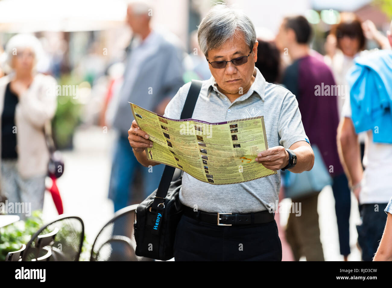 Tour guide asian italy hi-res stock photography and images - Alamy