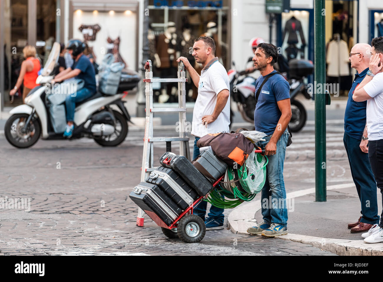 Man construction worker italy hi-res stock photography and images - Alamy
