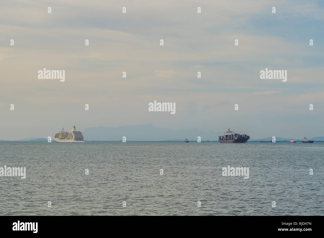 Cargo cruise tour ships hi-res stock photography and images - Alamy