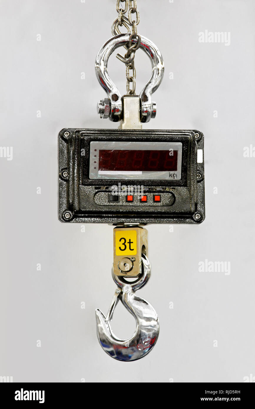 Industrial hanging scale for measuring heavy weight Stock Photo - Alamy