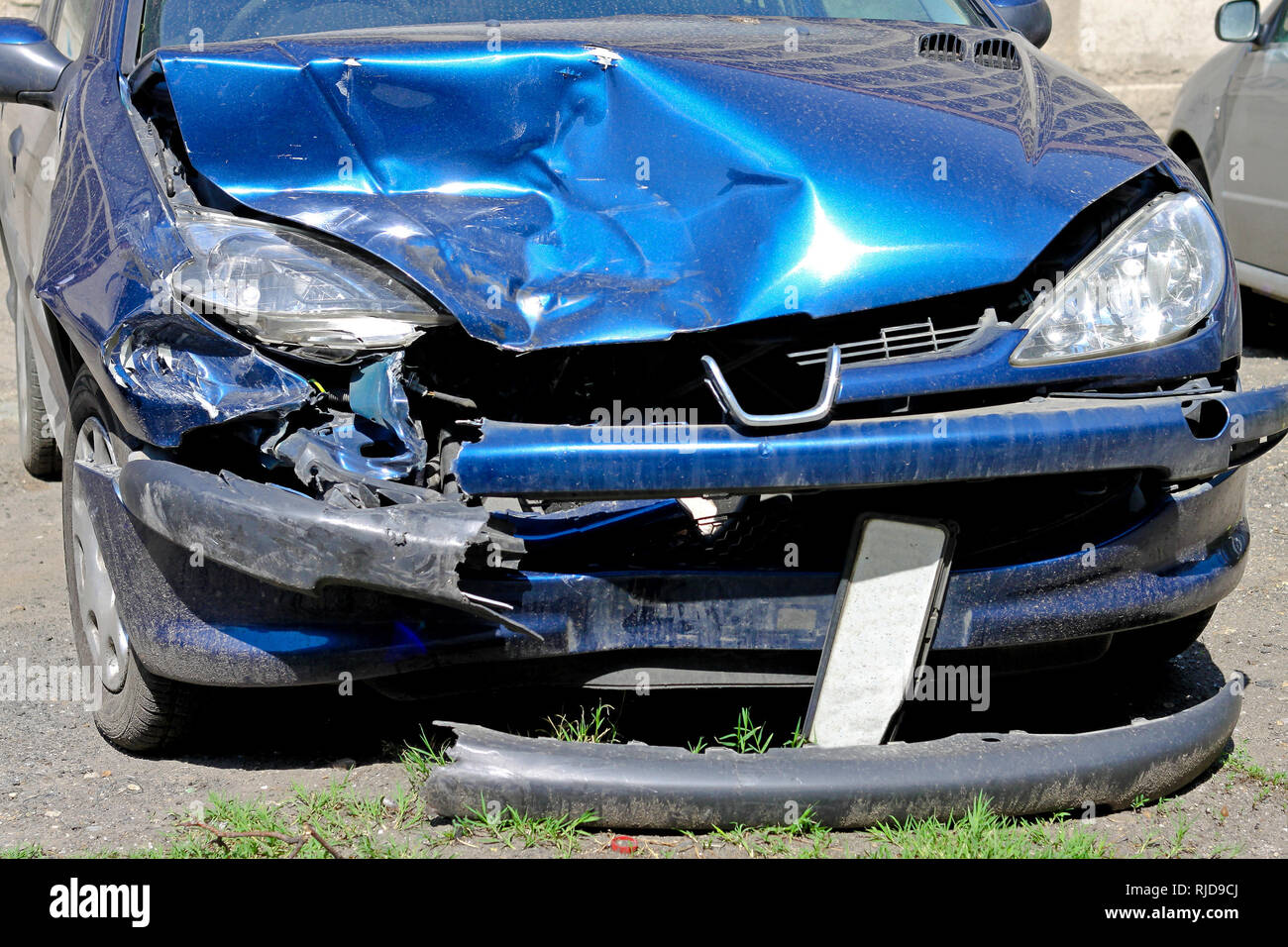 Frontal crash damage hi-res stock photography and images - Alamy