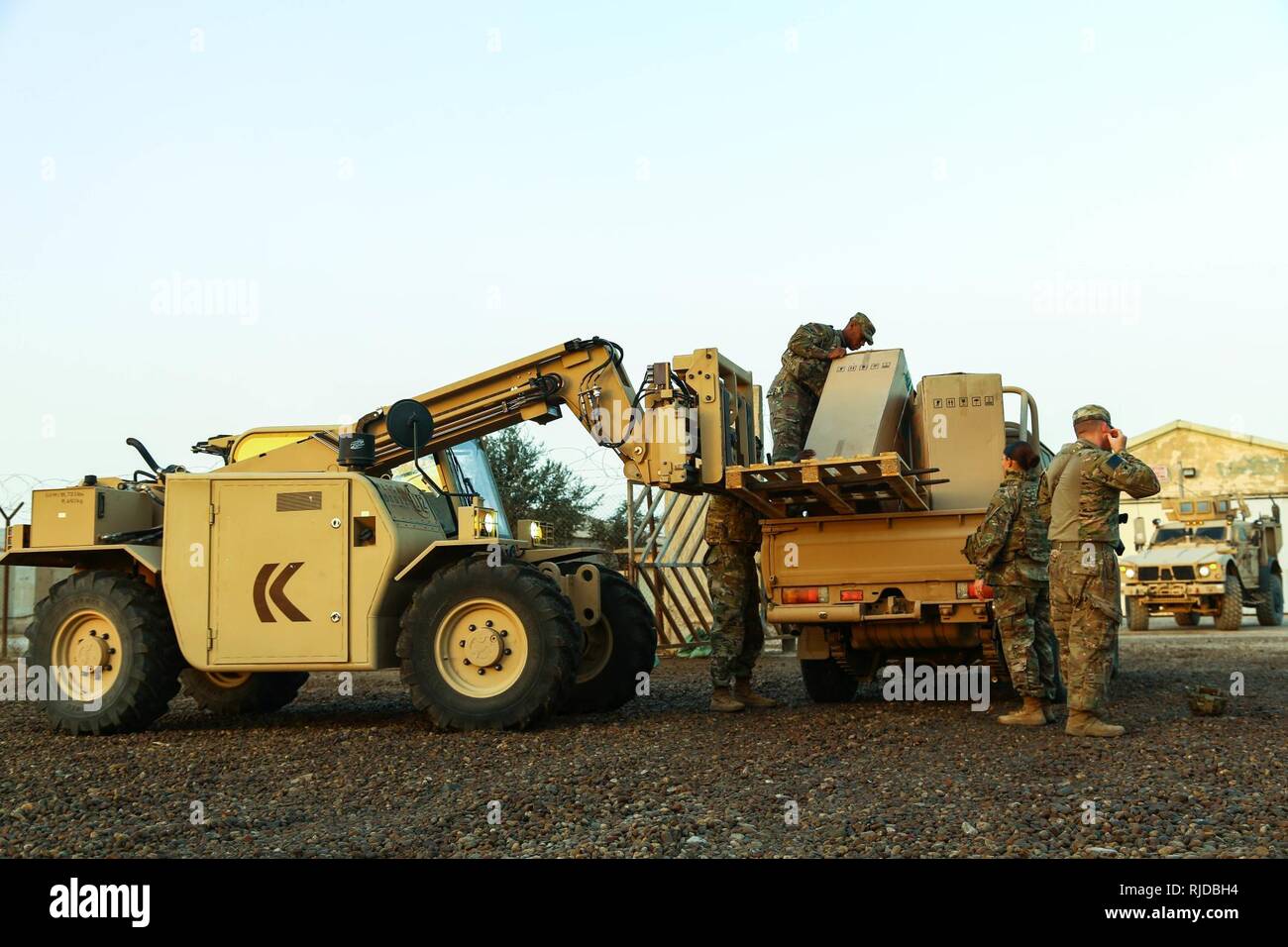 Australian army training on equipment hi-res stock photography and ...