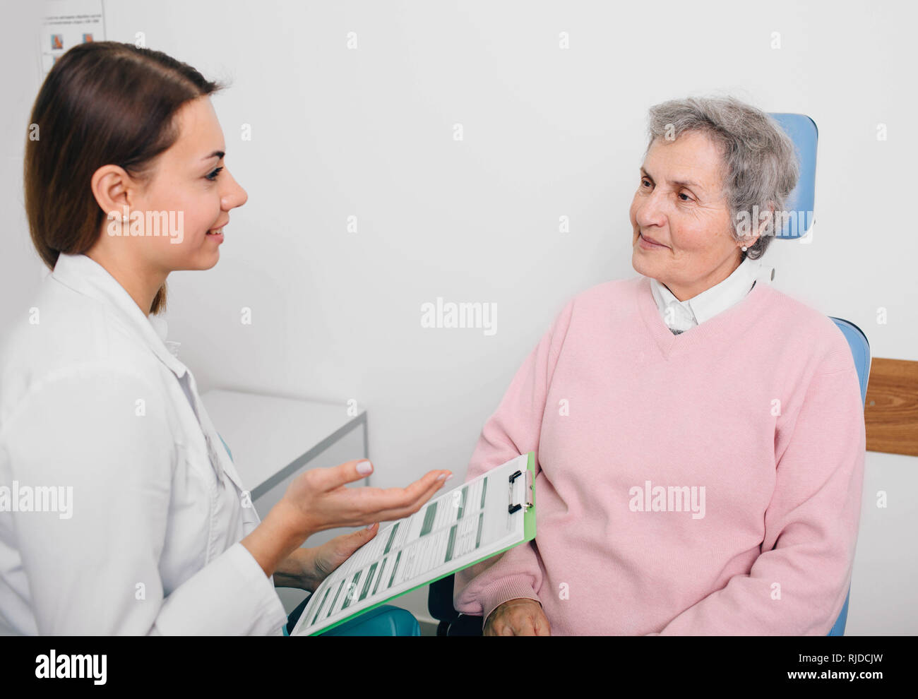 Doctor reading chart hi-res stock photography and images - Alamy