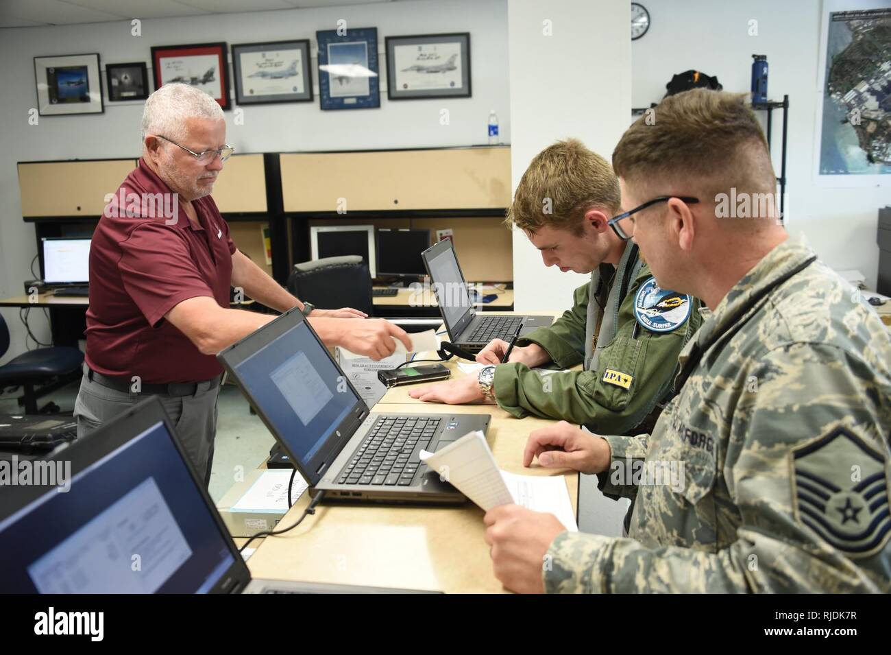 154th aircraft maintenance squadron hi-res stock photography and images ...