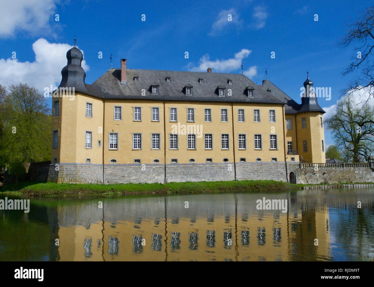Beautiful german water castle Schloss Dyck in winter Stock Photo - Alamy