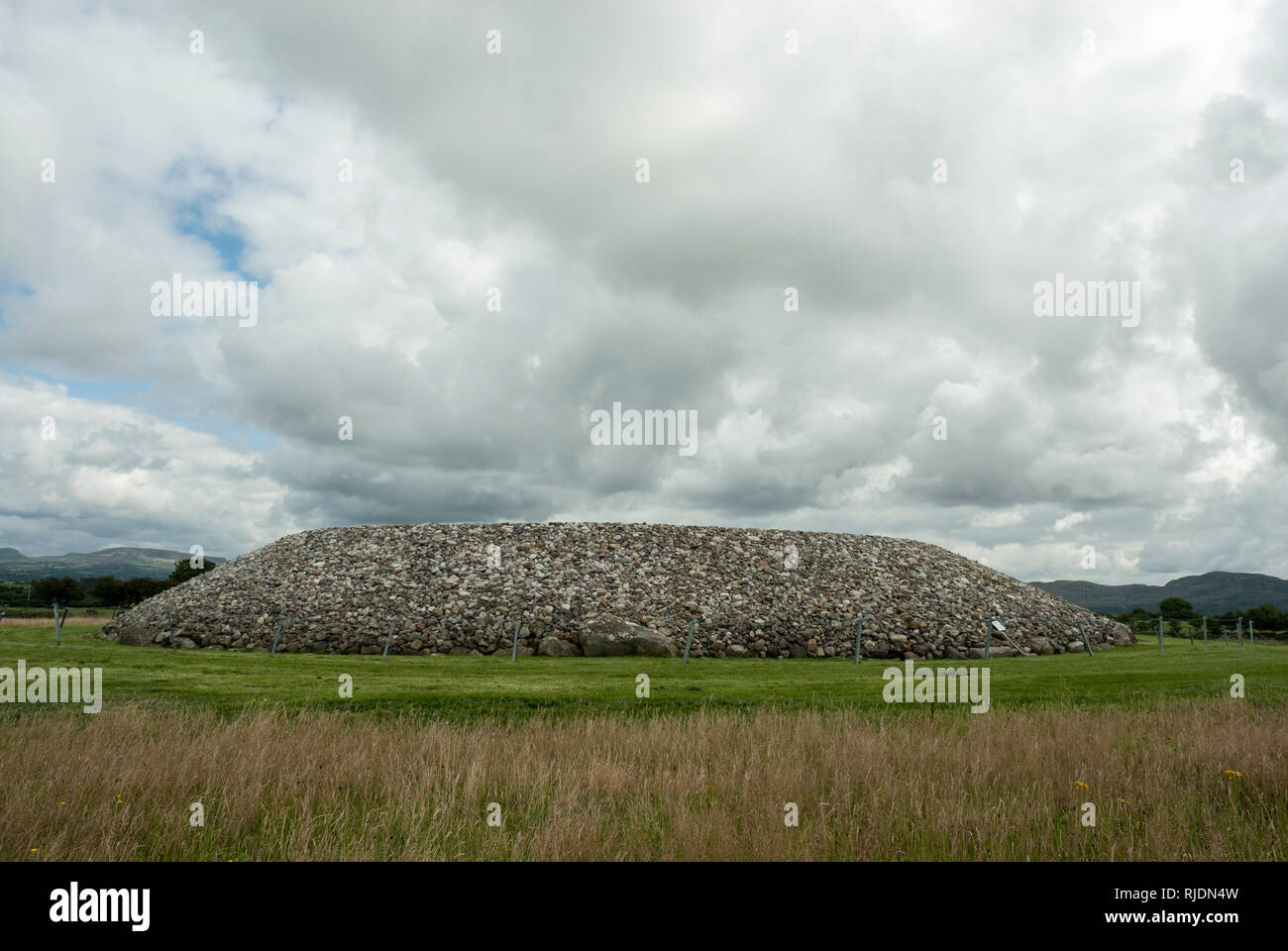 A very large passage cairn with a diameter of 110 feet in the open ...