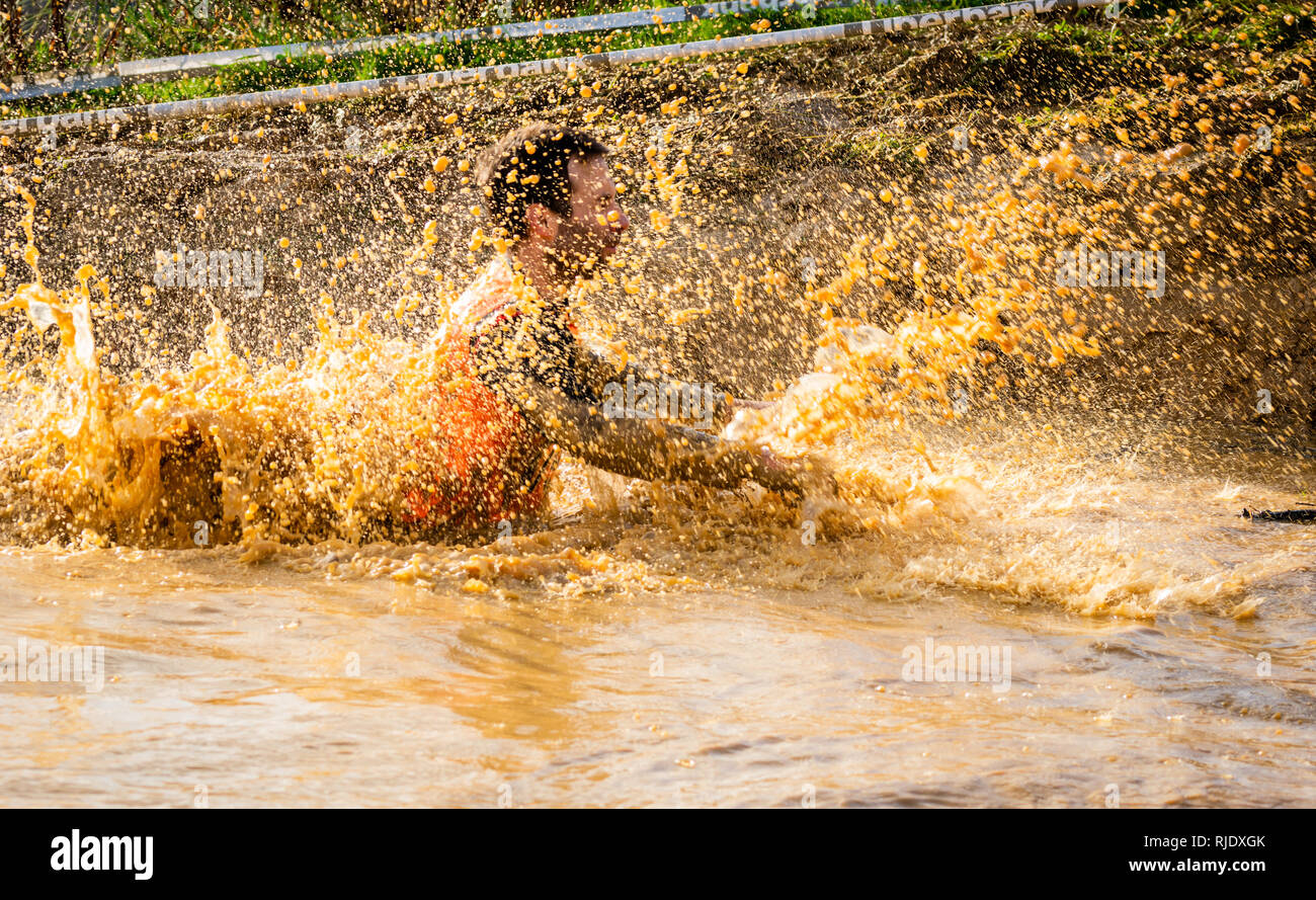 Mud run splash hi-res stock photography and images - Alamy