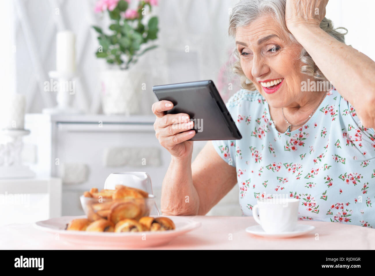 Portrait of senior woman with tablet pc Stock Photo - Alamy