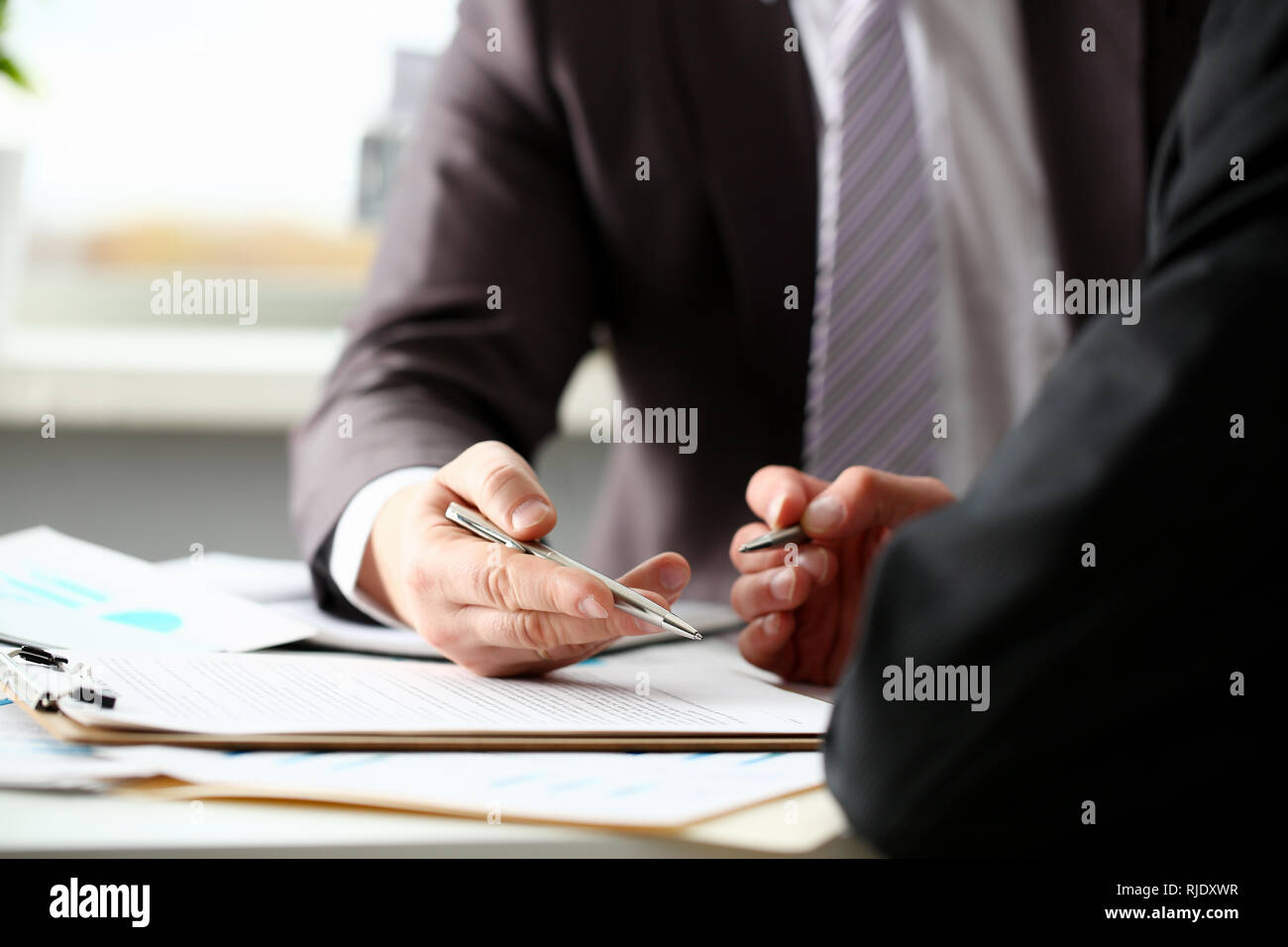 Man fill form clipboard hi-res stock photography and images - Alamy