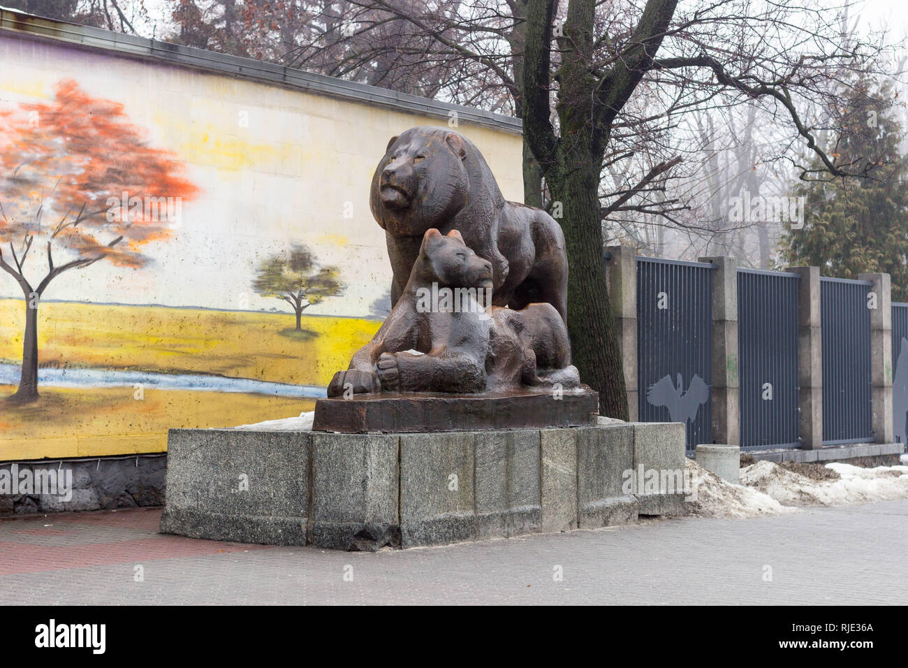 Animal statue at zoo hi-res stock photography and images - Alamy