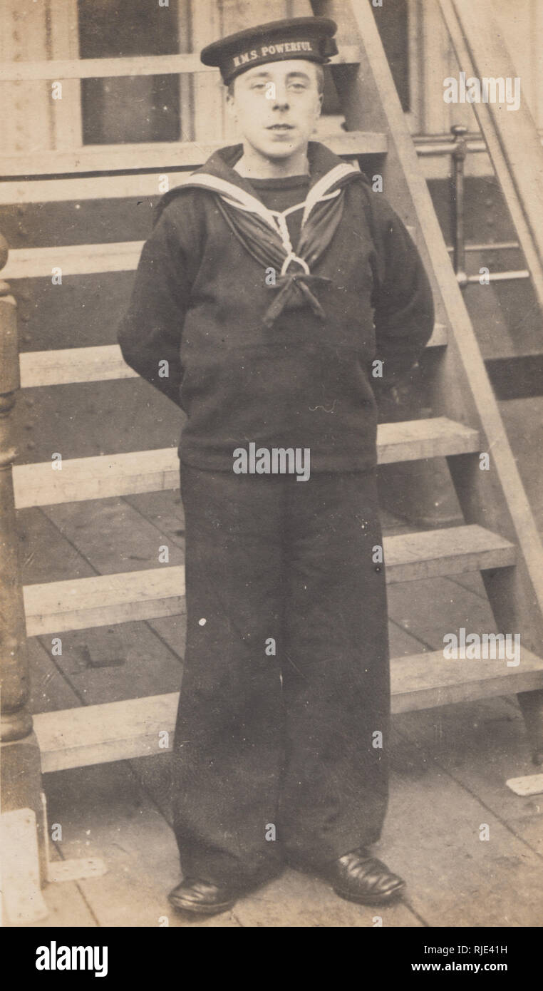 Royal navy uniforms hi-res stock photography and images - Alamy