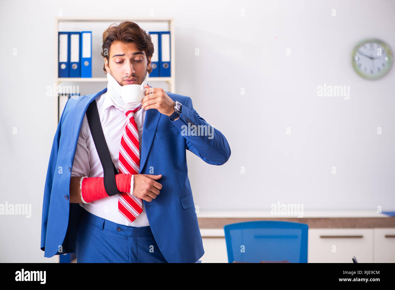 Injured employee working in the office Stock Photo - Alamy