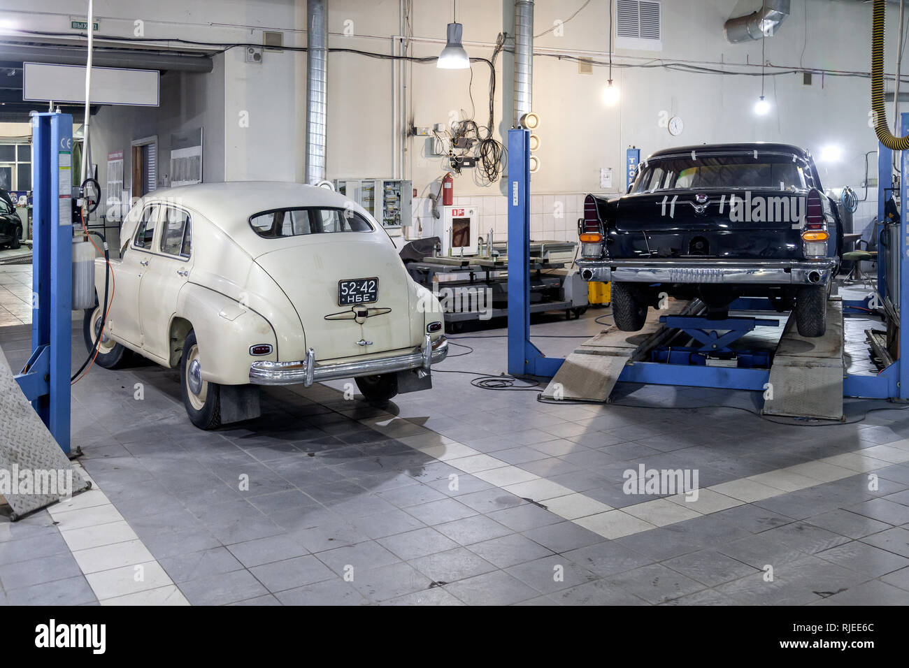 Old timer car repairs hi-res stock photography and images - Alamy