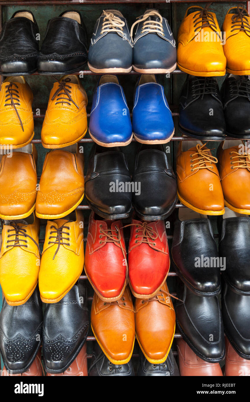 shoe stall, mumbai, india Stock Photo - Alamy