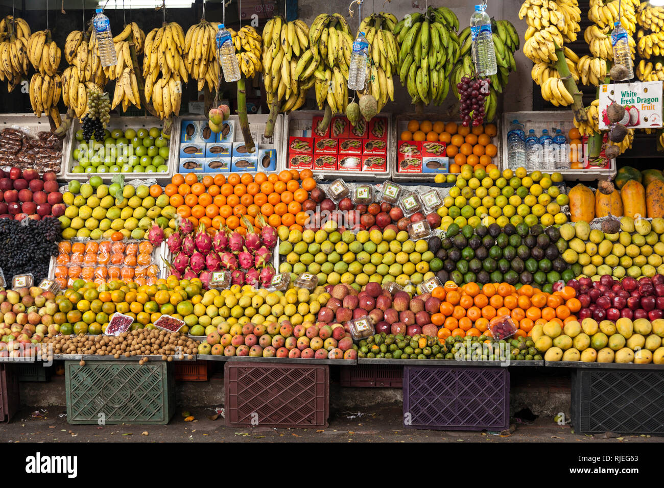 Street fruit vendor india cart hi-res stock photography and images - Alamy