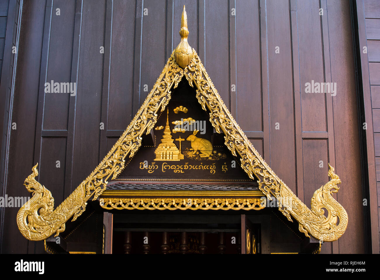 Buddhist temple window carving hi-res stock photography and images - Alamy