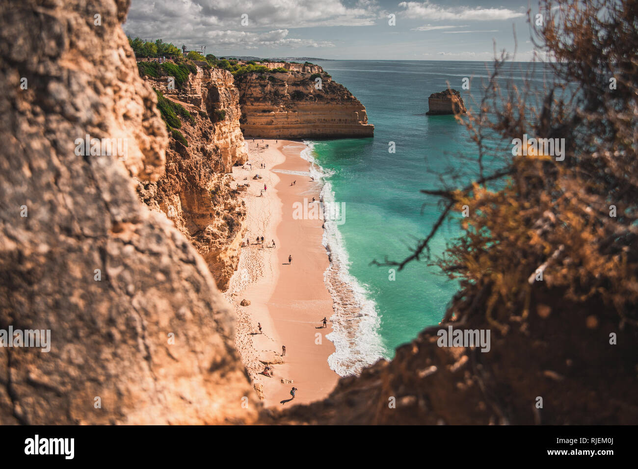 Cliff beach hi-res stock photography and images - Alamy