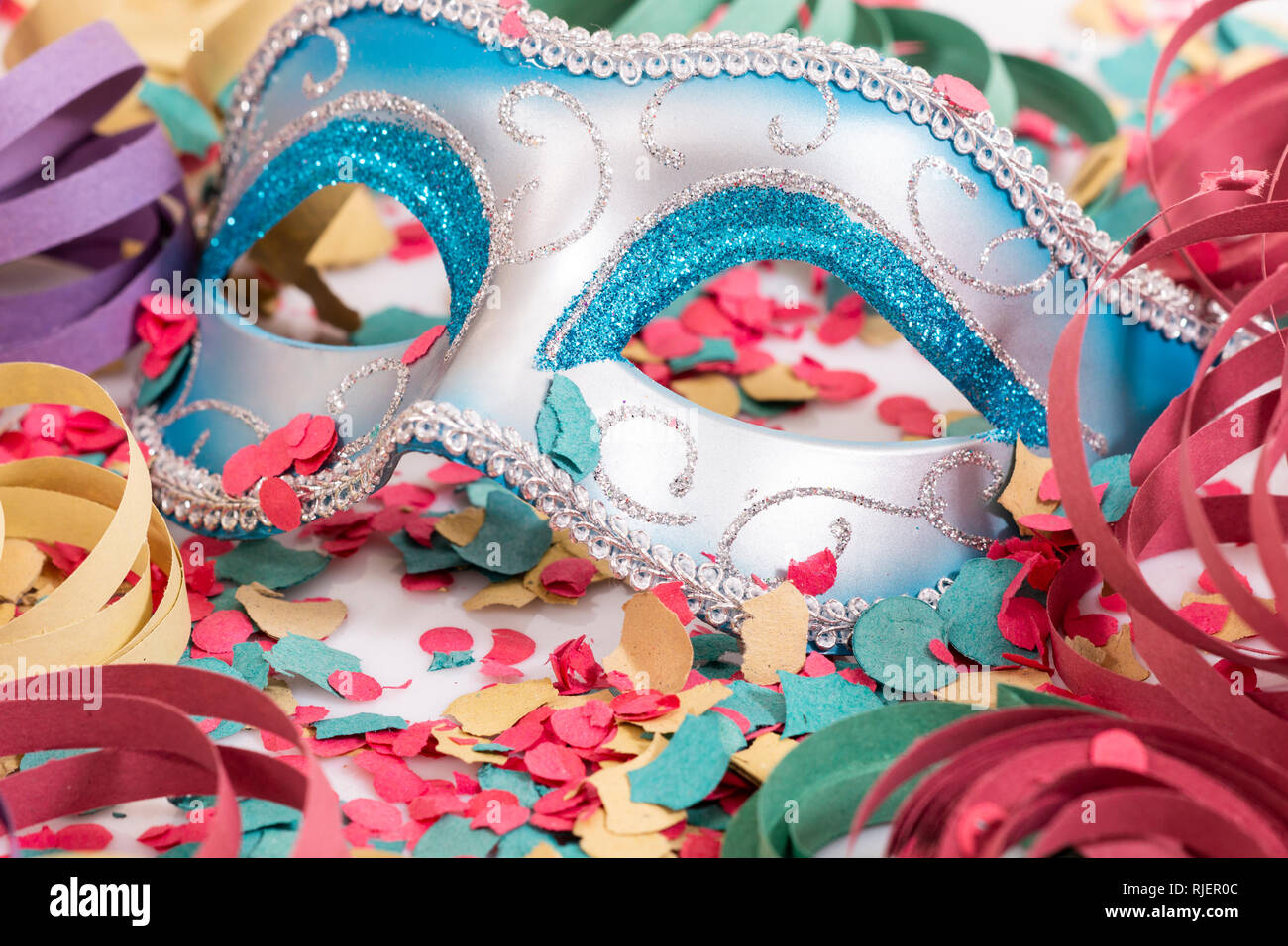 carnival venetian mask with confetti and serpentine streamers Stock ...