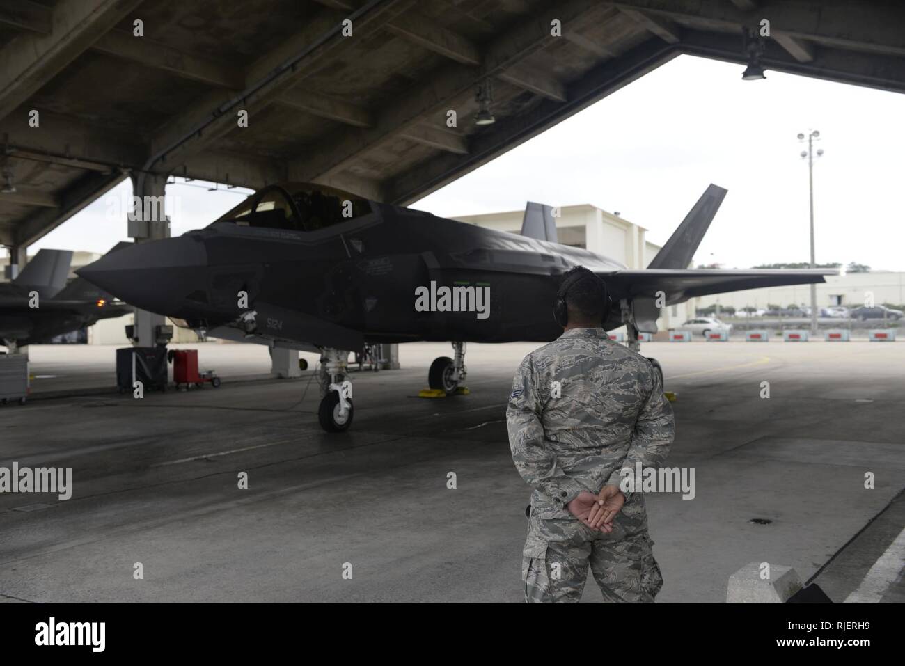 Pull chocks hi-res stock photography and images - Alamy