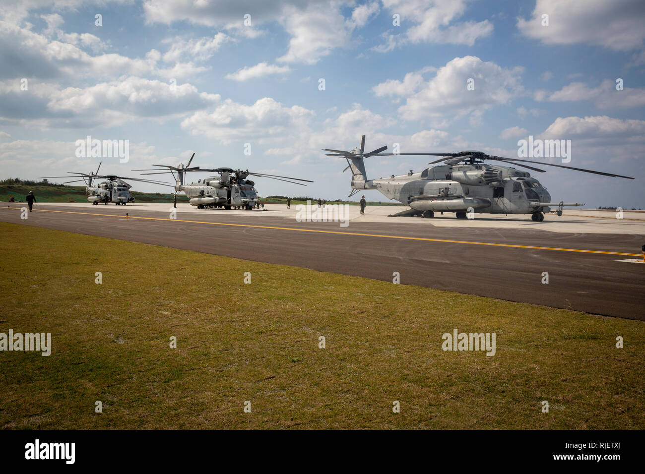 Marines perform Distributed STOVL Operations (DSO) with Marine Heavy ...