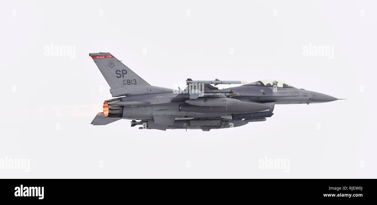 An F-16 Fighting Falcon takes off from the flight line at Spangdahlem ...