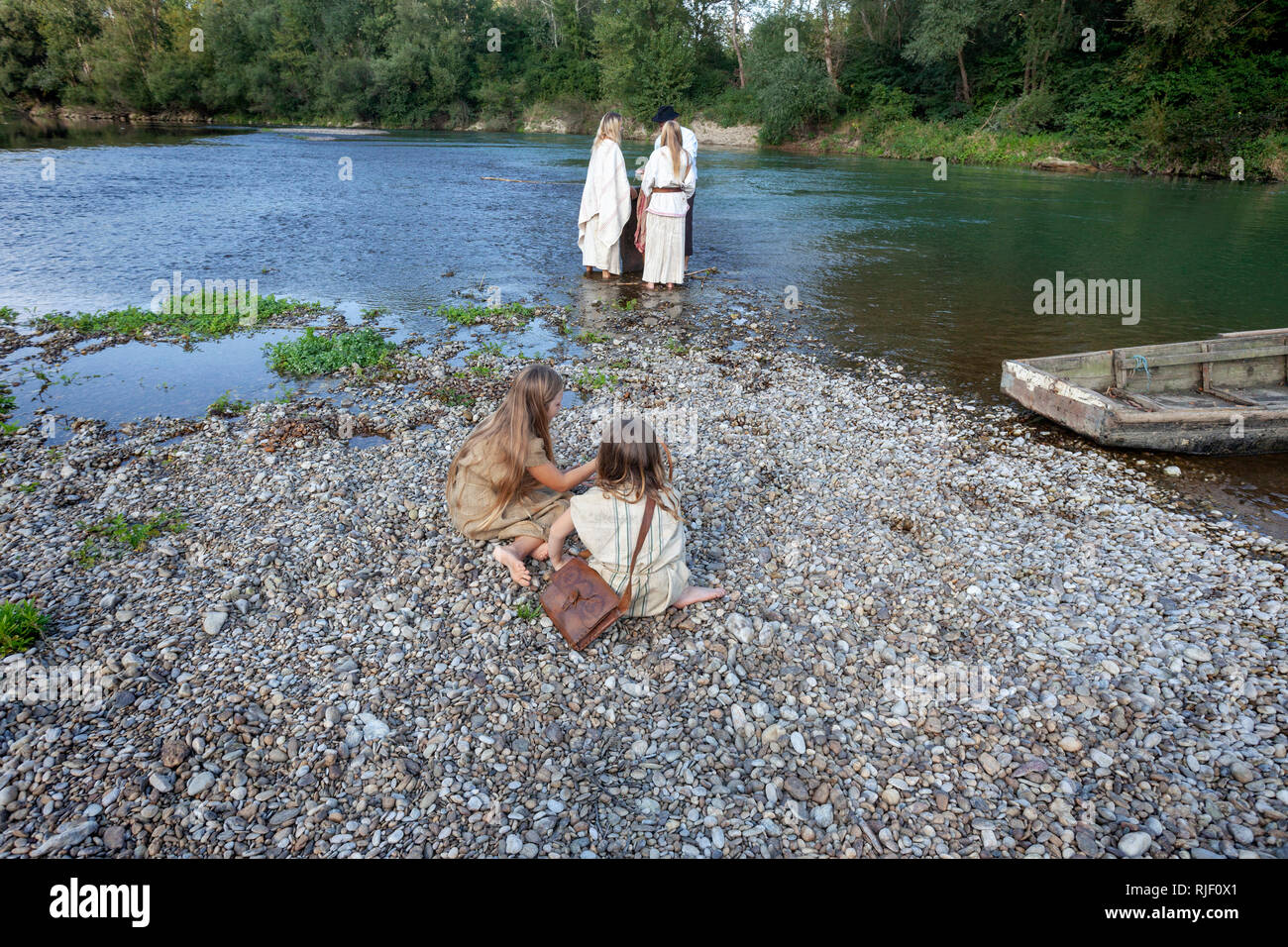 Girls washing clothes by the river hi-res stock photography and images ...