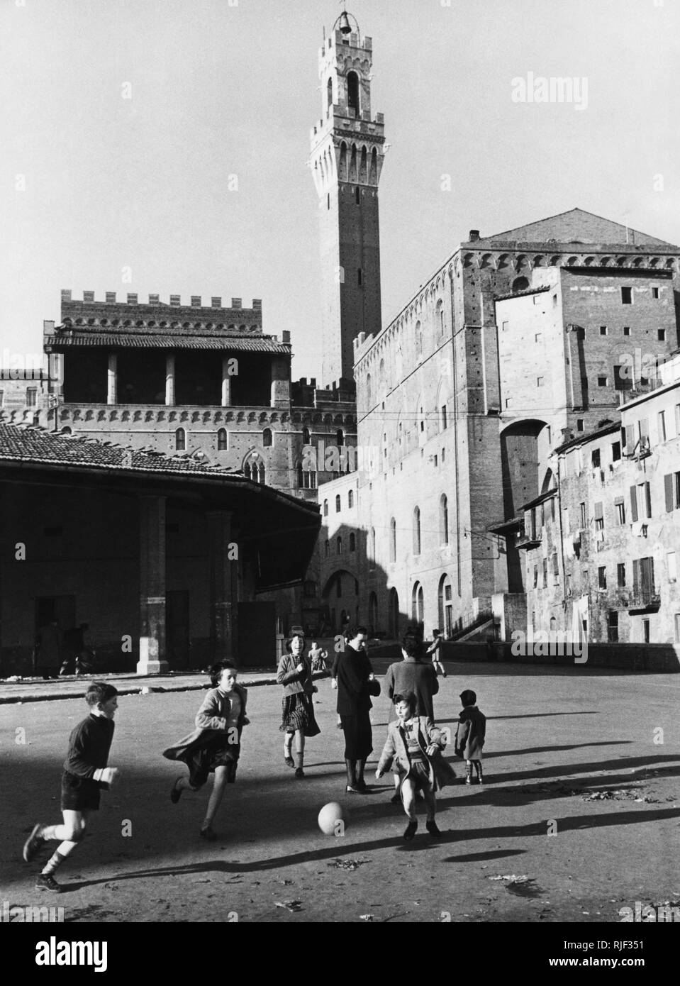 piazza del mercato, siena, tuscany, italy 1958 Stock Photo - Alamy