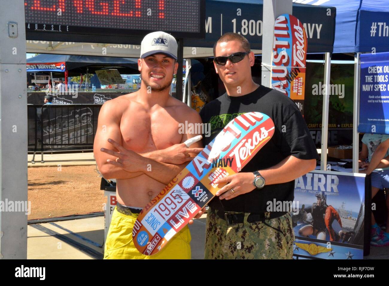 Navy pull up challenge hi-res stock photography and images - Alamy