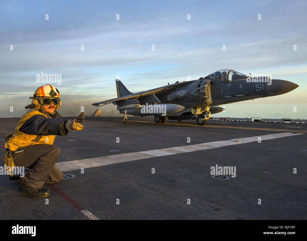 An AV-8B Harrier takes off from USS Wasp (LHD 1 Stock Photo - Alamy