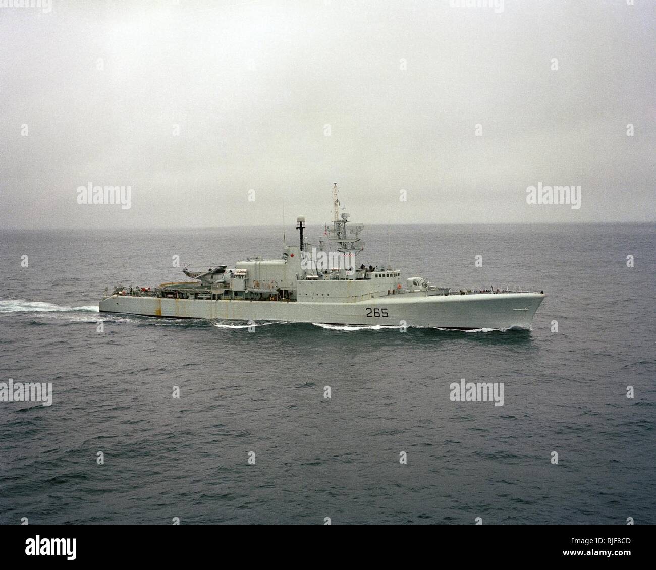 A starboard bow view of the Canadian frigate HMCS ANNAPOLIS (265 ...
