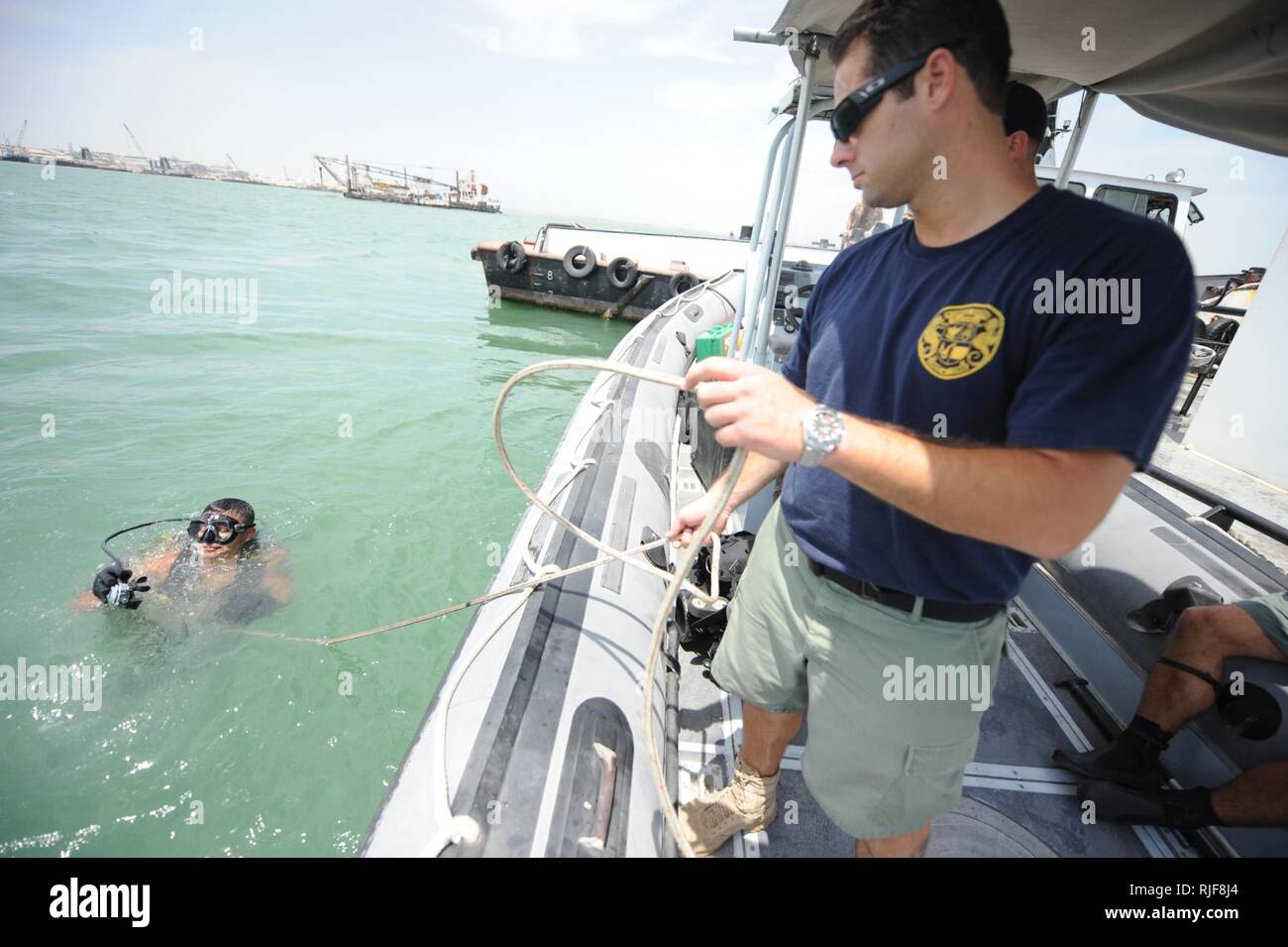 Mobile Diving and Salvage Unit 1 Navy Petty Officer 1st Class Fernando ...