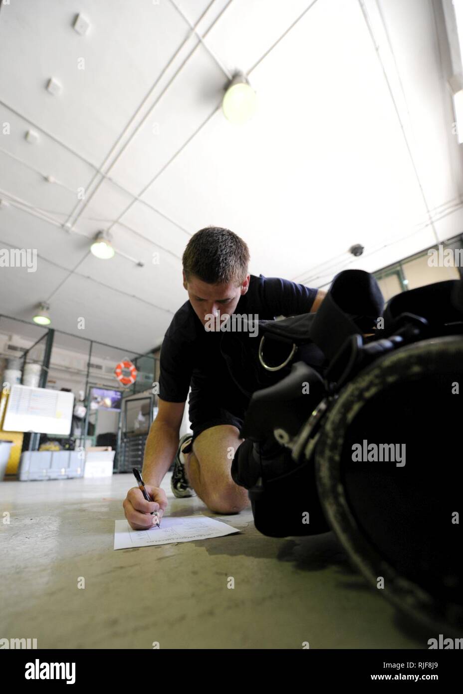 Pre dive safety check hi-res stock photography and images - Alamy