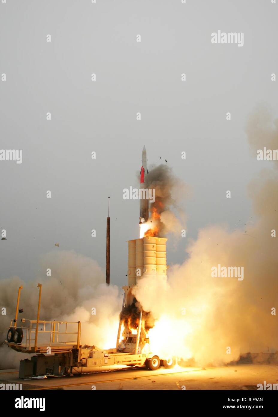 Point Mugu Sea Range, Calif. (Aug. 26, 2004) Р An Arrow anti-ballistic ...