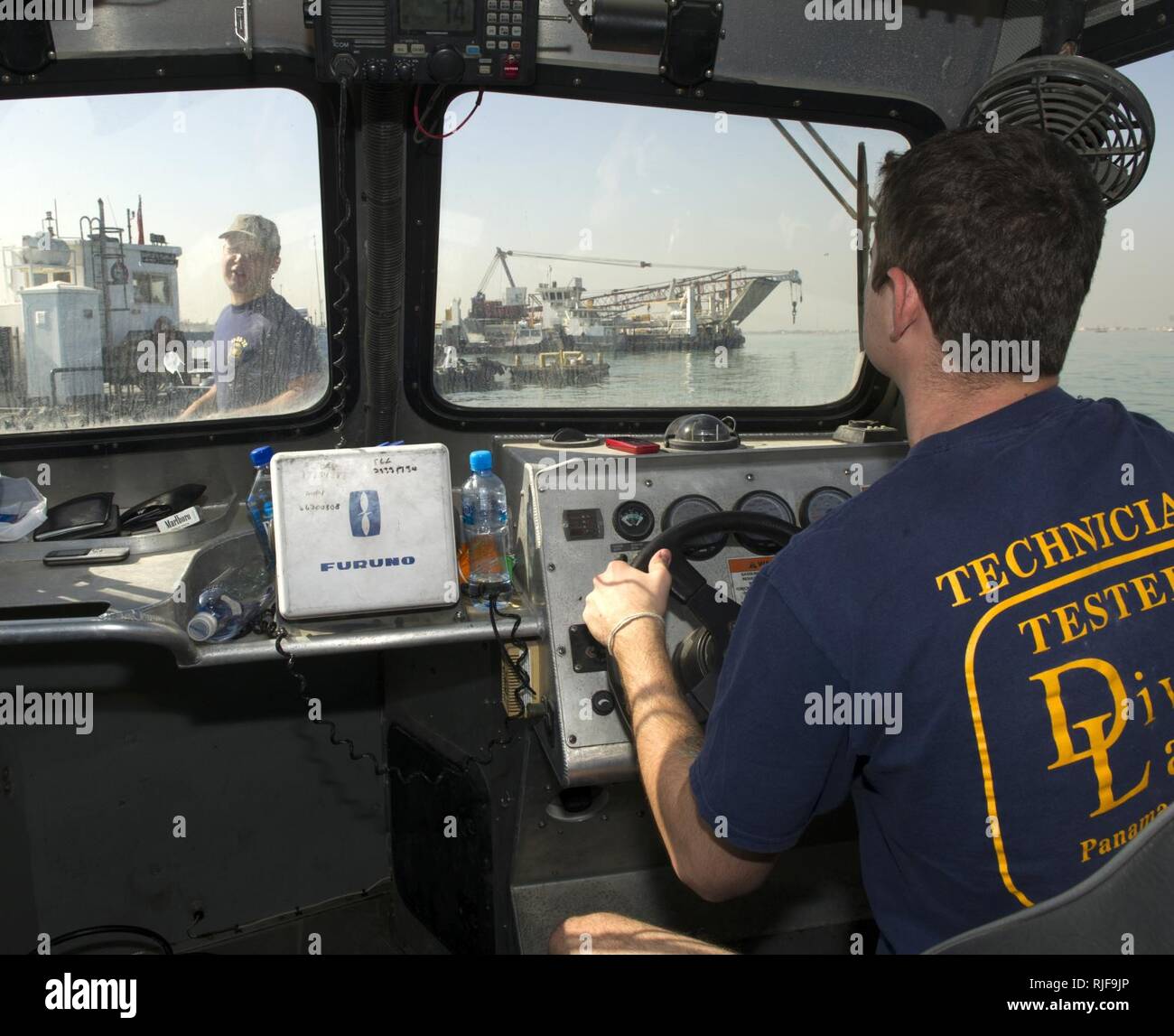 MINA SALMAN PIER, Bahrain (Jan. 2, 2013) Navy Diver 3rd Class Travis ...