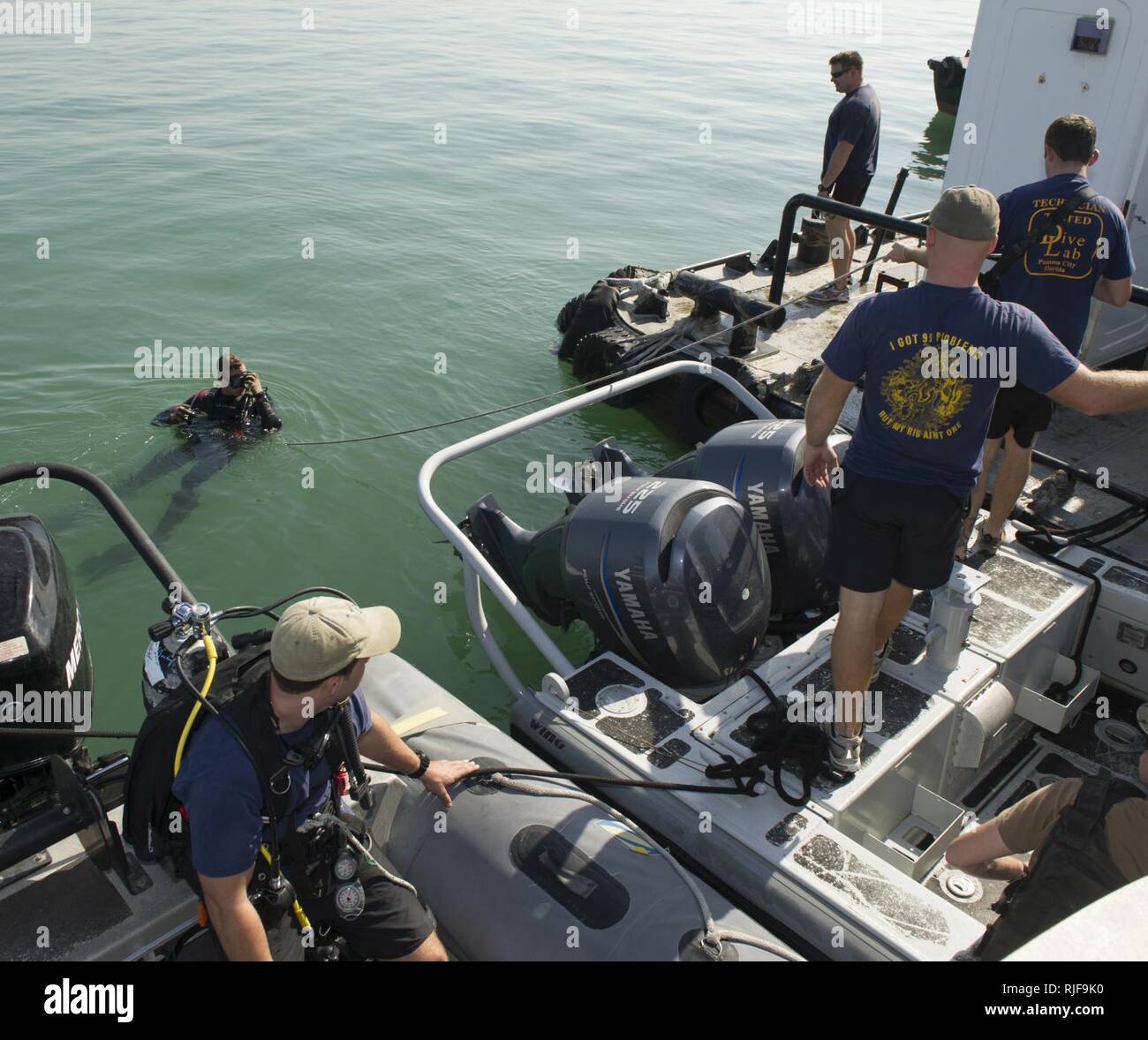 MINA SALMAN PIER, Bahrain (Jan. 2, 2013) Navy Divers assigned to Mobile ...