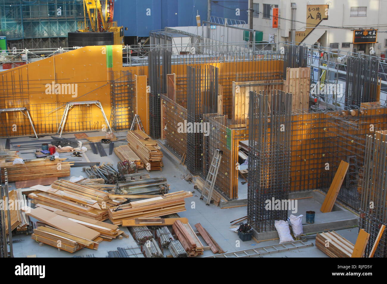 Reinforced concrete pillar rebar hi-res stock photography and images ...